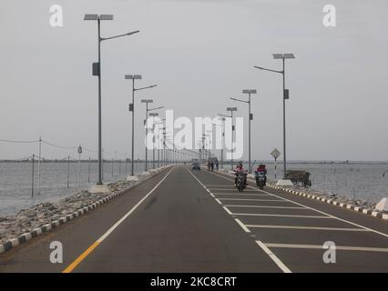Road leading to the Sangupiddy Bridge in Jaffna, Sri Lanka. Sangupiddy ...