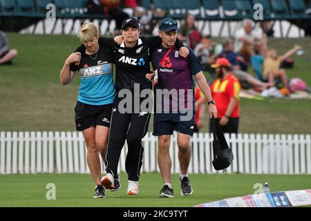 6, Lea Tahuhu of New Zealand in action bowling during the ICC Women's ...