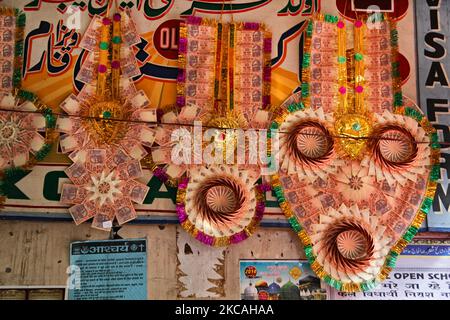 Garland made of Indian currency notes Stock Photo - Alamy