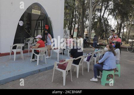 Jesus welcomed in Jerusalem, on Palm Sunday, people spreading coats ...