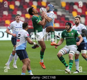 L-R Ben Loader of London Irish and Matthew Morgan of Cardiff Blues ...