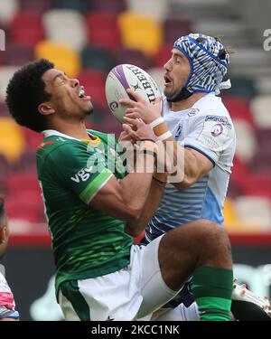 L-R Ben Loader of London Irish and Matthew Morgan of Cardiff Blues ...