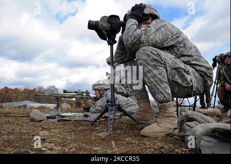 U.S. Army Soldiers review target locations for training Stock Photo - Alamy