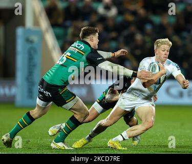 Exeter Chiefs' Josh Hodge tackled by Harlequins' Will Porter and Jack ...