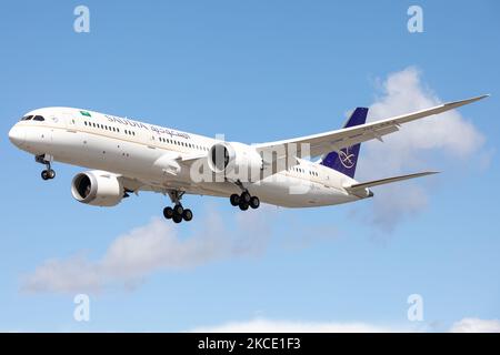 A Saudi Arabian Airlines Boeing 787 landing at London Heathrow Airport ...