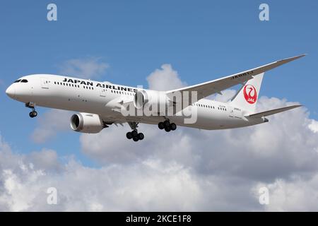 A Japan Airlines Boeing 787 landing at London Heathrow Airport ...