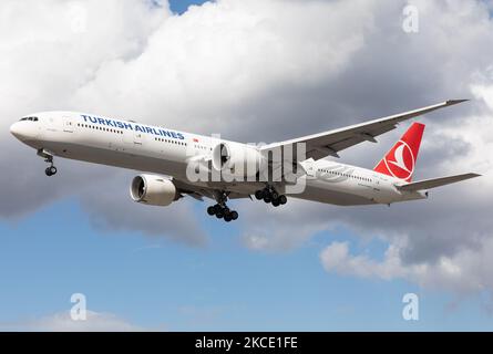 Turkish Airlines, Boeing 777, Landing at Pearson Airport Stock Photo ...