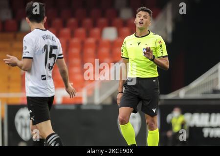 Referee Jesus Gil Manzano (Spain) shows Ilya Zabarnyi (PSG, obscured ...