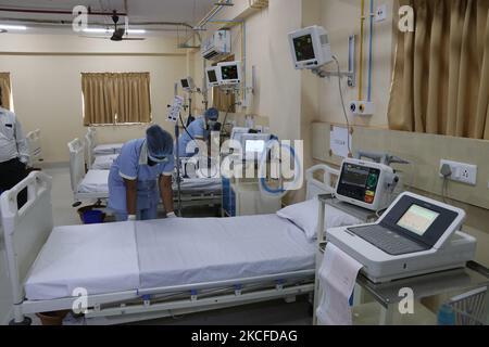 Indian Nurs last preparation an intensive care unit during The ...