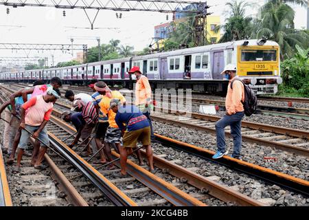 Railroad Workers. Indian Railways, India Stock Photo - Alamy