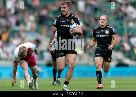 Ollie Devoto of Exeter Chiefs runs with the ball during the Gallagher ...