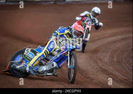 Dan Bewley (White) leads Jack Holder (Red) during the SGB Premiership ...