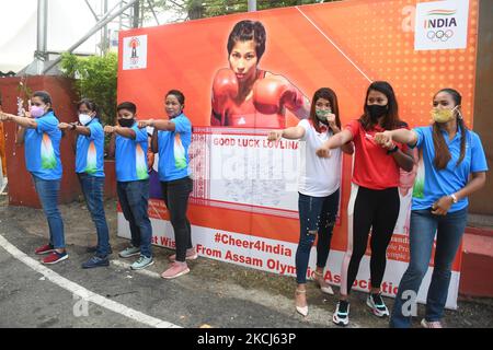 Indian Boxer Ankushita Boro alongwith other players wishing to Assam ...