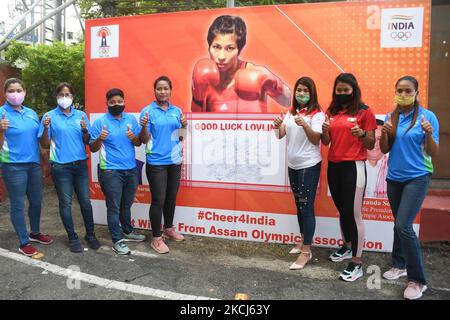 Indian Boxer Ankushita Boro alongwith other players wishing to Assam ...