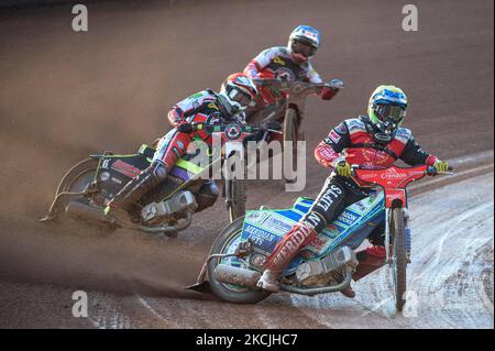 Hans Andersen (Yellow) leads Ricky Wells (Blue) during the SGB ...