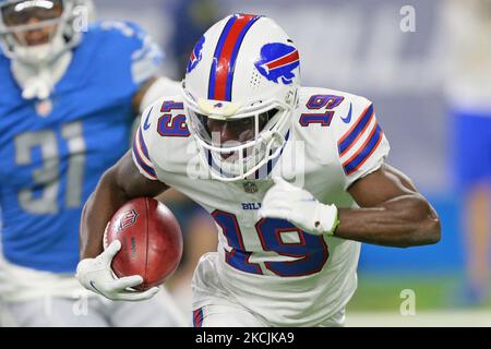 Buffalo Bills wide receiver Isaiah McKenzie (6) runs onto the field ...