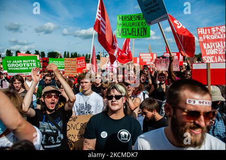 People are shouting slogans to ensure the right to housing for all ...