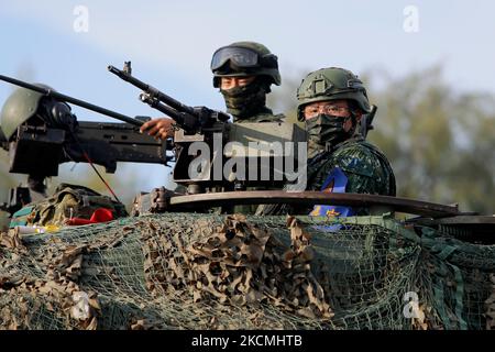 Taiwanese soldiers are seen holding grenade launchers and machine guns ...