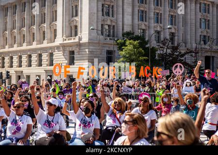 Protesters hold signs as Texas women and men march up Congress Avenue ...