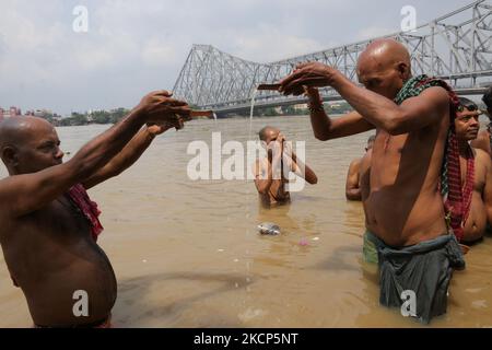 Hindu devotees perform the 'Tarpan' ritual to pay obedience to their ...