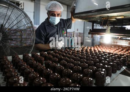 Palestinian workers prepare the vanilla candy known as "crimbo or Ras ...