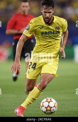 Alfonso Pedraza of Villarreal runs with the ball during the Pre-Season ...