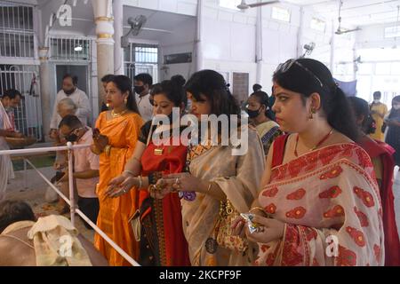 Hindu Devotees offers prayers to Goddess Durga on the occasion of 'Maha ...