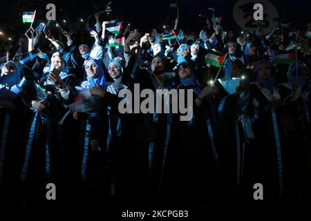 Palestinian students from al-Azhar University attend their graduation ...