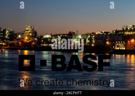 Nachtaufnahme von der BASF in Ludwigshafen mit dem Logo der BASF Stock ...