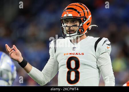 Cincinnati Bengals quarterback Brandon Allen (8) warms up before an NFL ...