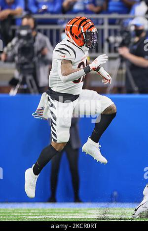 Cincinnati Bengals running back Trayveon Williams runs during pregame ...