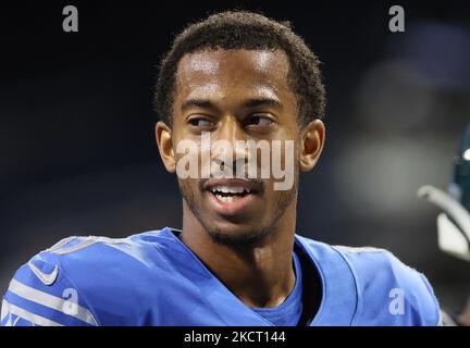 Detroit Lions wide receiver Trinity Benson (17) runs the ball against ...