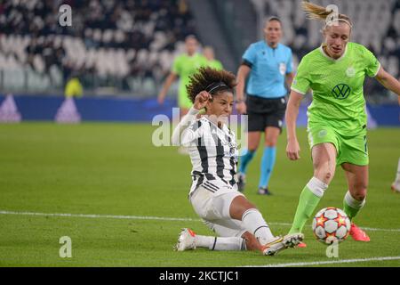 Sara Gama of Juventus and Pauline Bremer of VfL Wolfsburg contends the ...