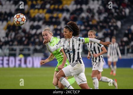 Sara Gama of Juventus and Pauline Bremer of VfL Wolfsburg contends the ...