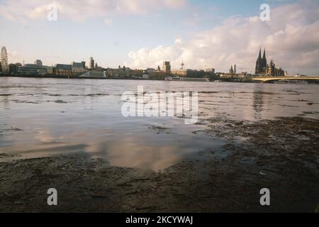 The water level in Rhine exceeds to 6,83 meter flood mark in Cologne ...