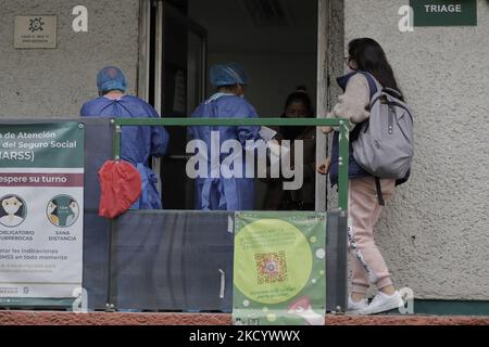 Medical staff inside clinic 160 of the Mexican Social Security ...