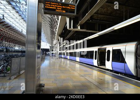 London Paddington Elizabeth line platform Stock Photo - Alamy