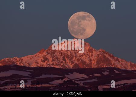 Full moon sets behind Monte Prena in Gran Sasso d'Italia National Park ...