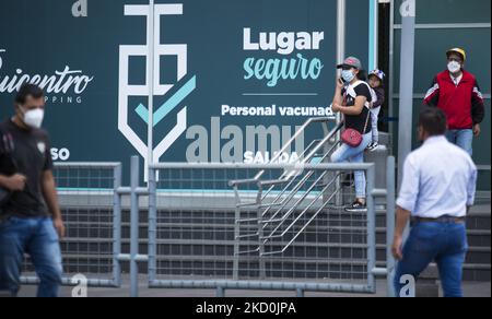 Ecuadorian citizens maintain the use of masks without stopping their ...
