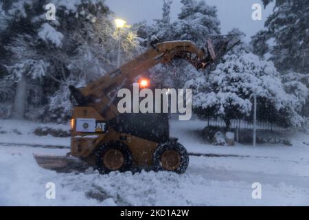 Cold weather front Elpida hits Greece. Snapshots of the snowfall in the ...
