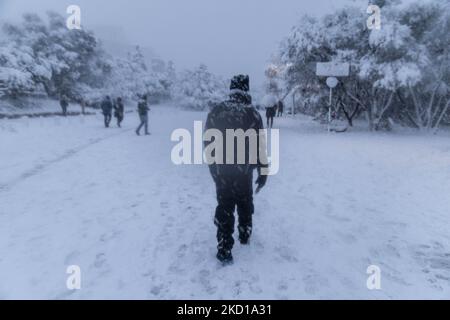 Cold weather front Elpida hits Greece. Snapshots of the snowfall in the ...