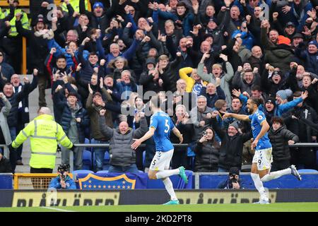 Michael Keane of Everton scores a GOAL 1-0 and celebrates with Tim ...