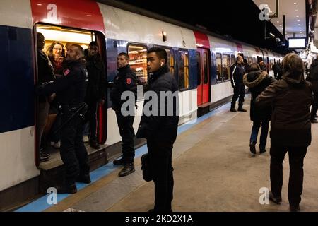 Crowded platforms and trains on the RER D. As soon as a train arrives ...