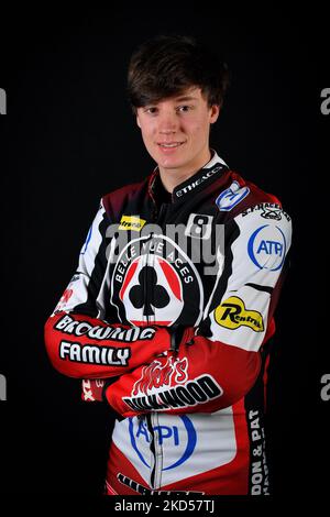 Connor Bailey of Belle Vue Aces in Blue chases l;ly in Yellow during ...