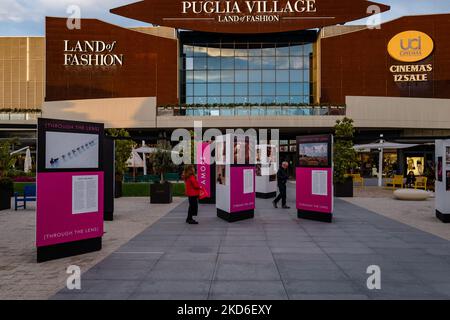 People observe the exhibition of the great National Geographic ...