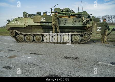 Ukrainian soldiers repair captured armored vehicles of the russian army ...