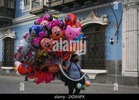 Balloon vendor in the Alameda Chabuca Granda, a busy wide viewpoint and ...