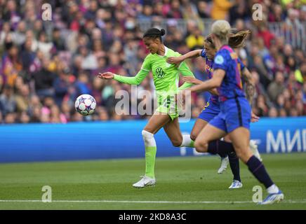 Sveindís Jónsdóttir of Vfl Wolfsburg controls the ball during Vfl ...