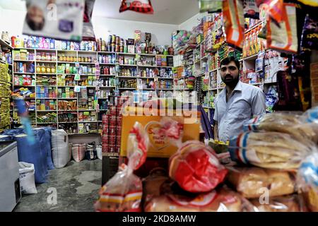 shopkeeper selling grocery items in his shop Stock Photo - Alamy