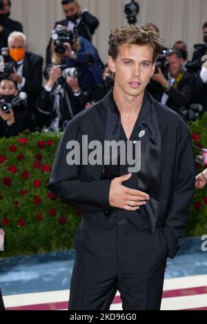 NEW YORK, NEW YORK - MAY 02: Austin Butler attend The 2022 Met Gala ...